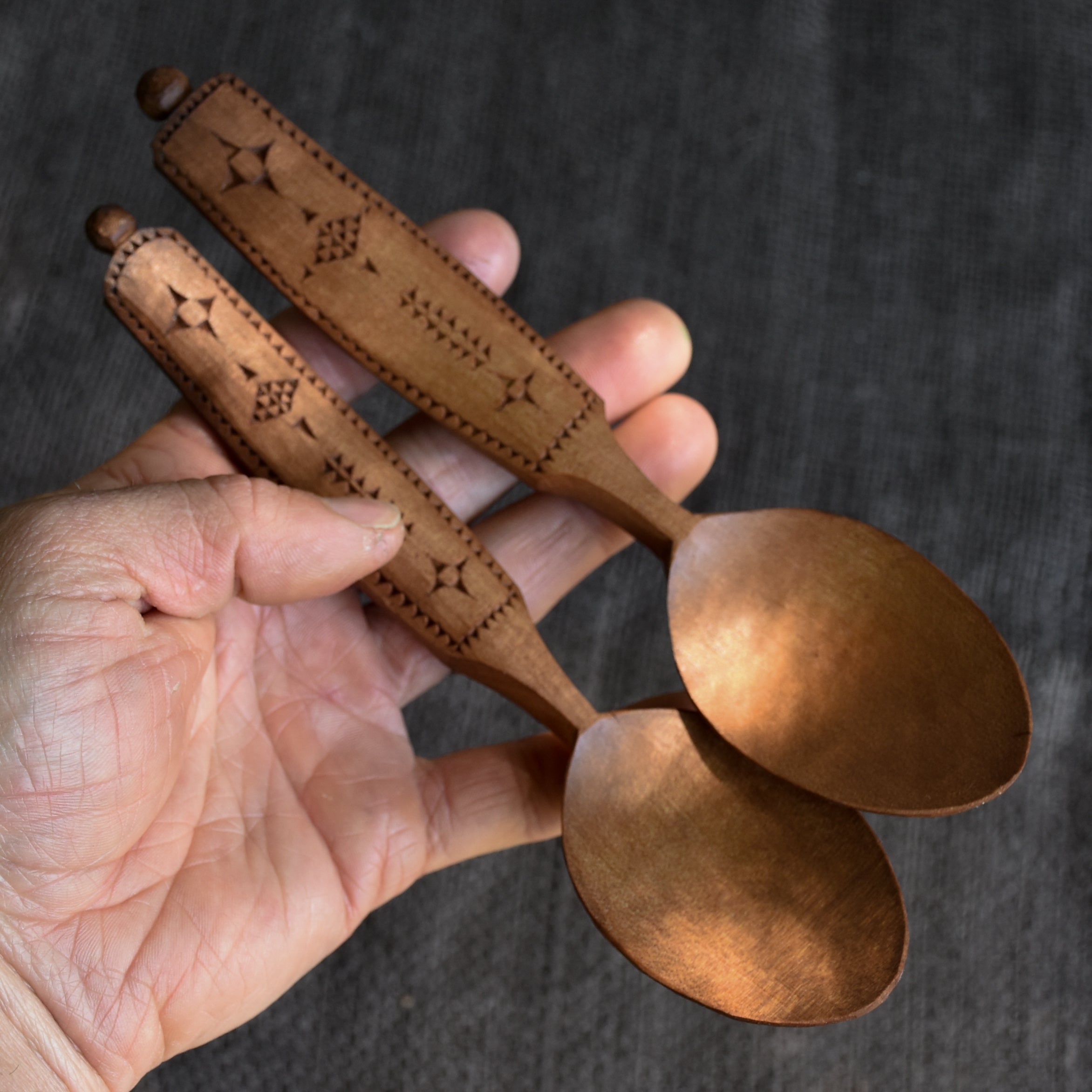 Pair of Roasted Love Spoons ~ Chipcarved Pattern – Alex Finberg